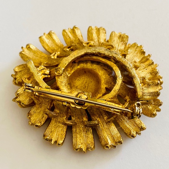 Coro | Jewelry | Vintage Coro Gold Daisy Flower Brooch Pin | Poshmark